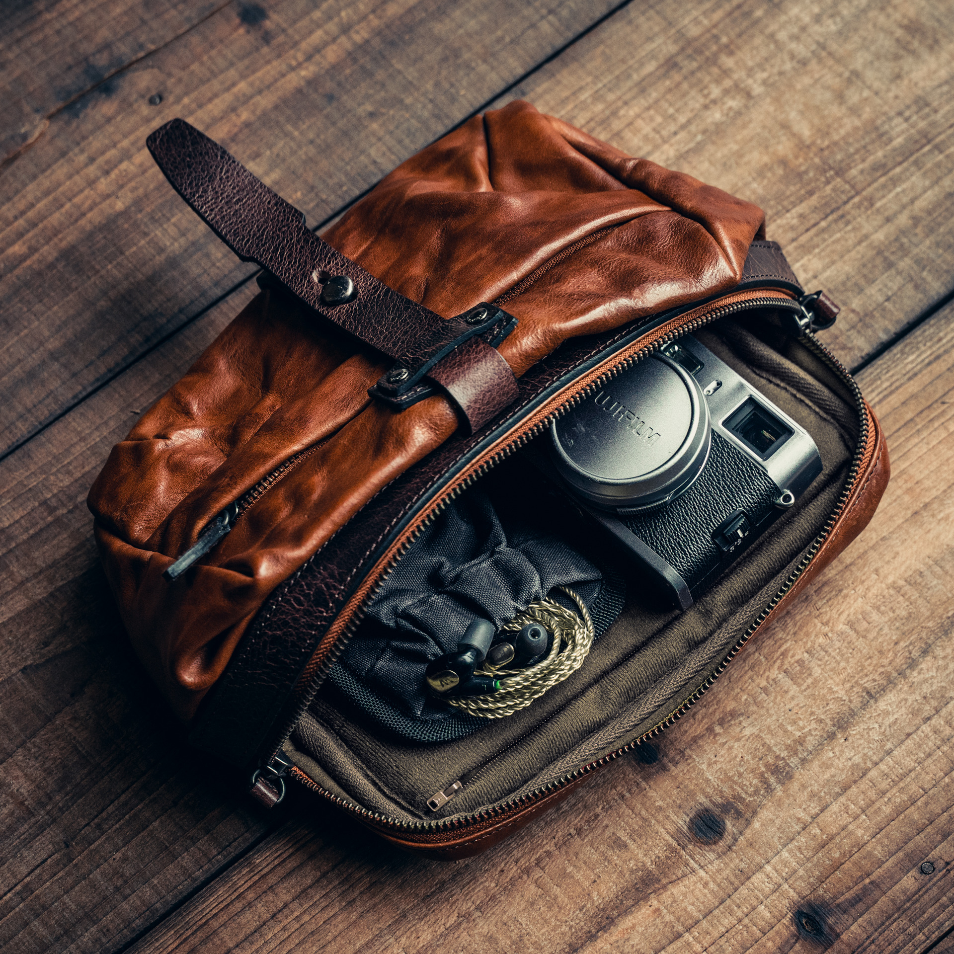 MINI RIDER 迷你騎士植鞣皮革單肩包 - 相機包 & 日常用包 & 皮革錶帶，復古軍風風格 | WOTANCRAF 沃坦